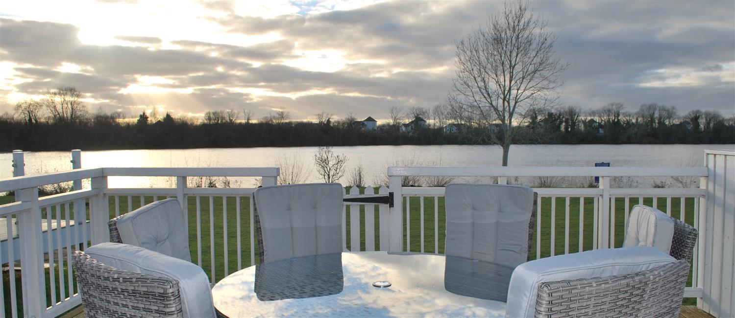 The Cotswolds - Superb lakeside accommodation in the Waterpark